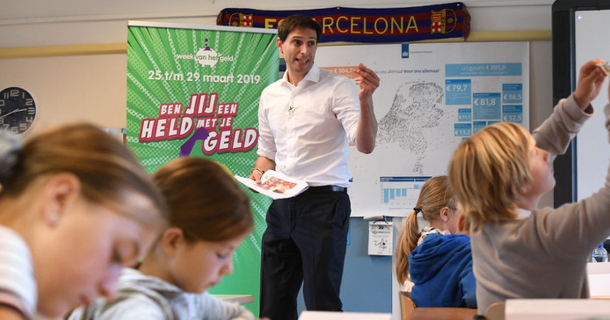 Minister Hoekstra geeft les over omgaan met geld op oude basisschool ...